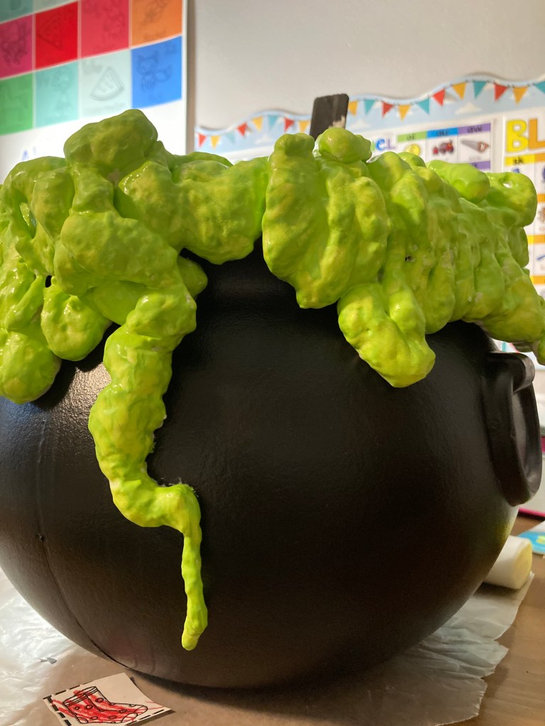 Halloween Cauldrons {Easy DIY} | Megan's Island