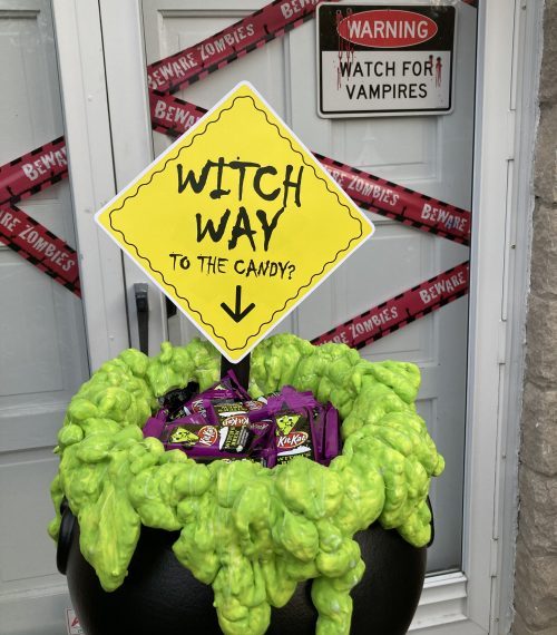 Halloween Cauldrons {Easy DIY} | Megan's Island